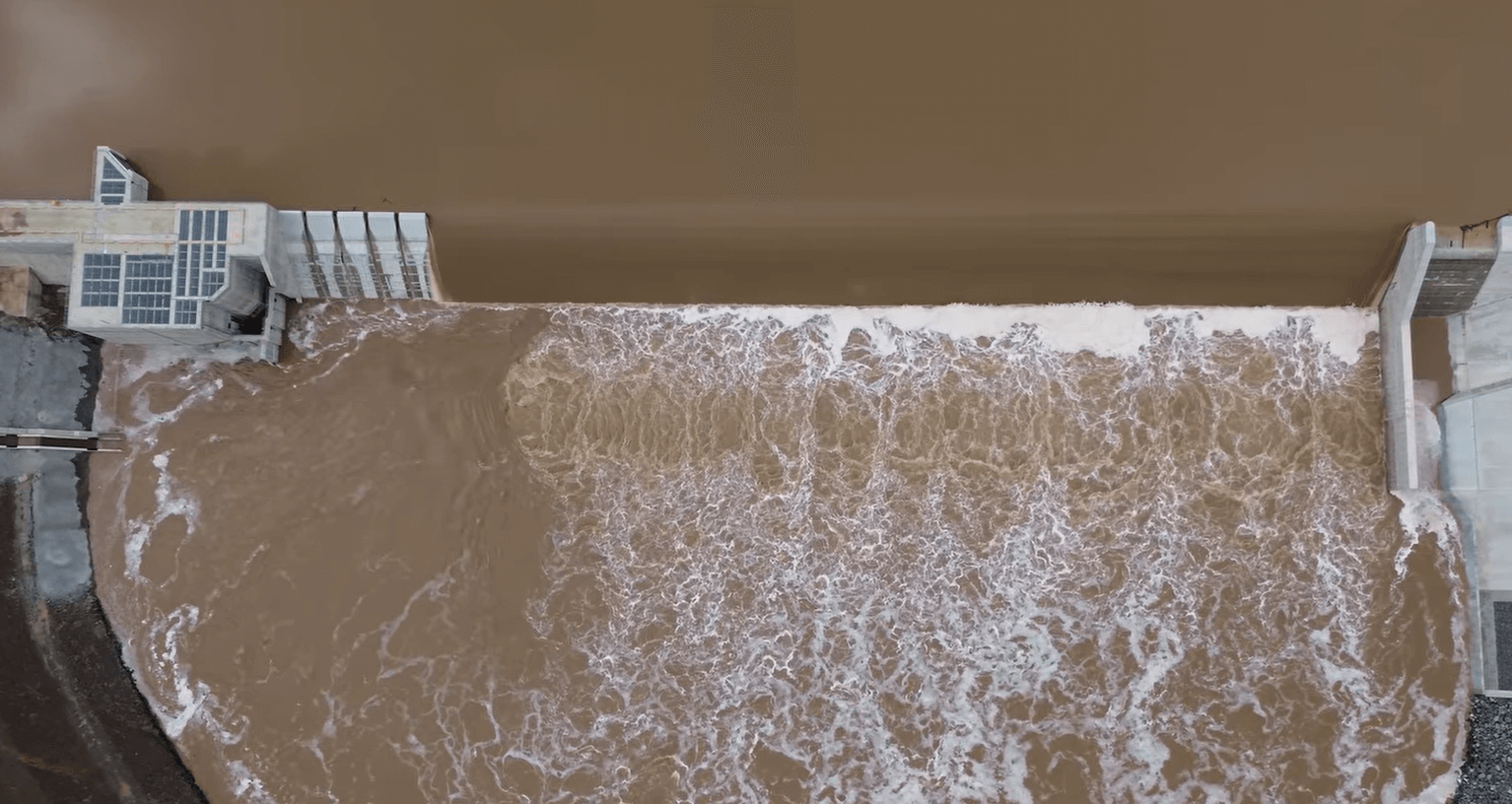 Rookwood Weir spills water for the first time | Capricorn Enterprise